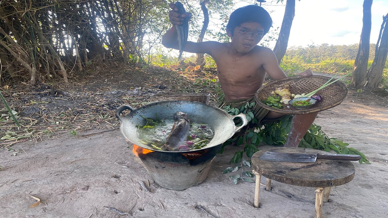 Primitive life - Wow cook fish with Weaver ants is very delicious # ...