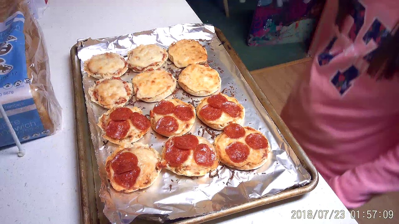 Making mini pizzas pt. 2 - YouTube