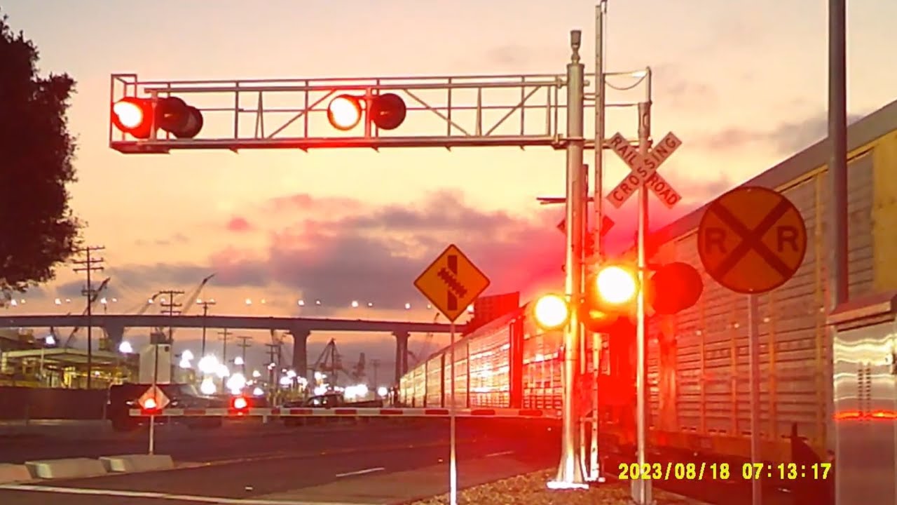 [New Signals] BNSF 7285 Autorack Stops For Crew Change, Harbor Dr ...