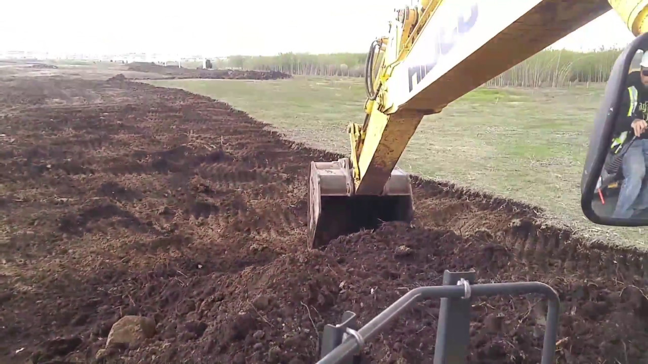 4 buckets of topsoil - Komatsu PC1250 - YouTube