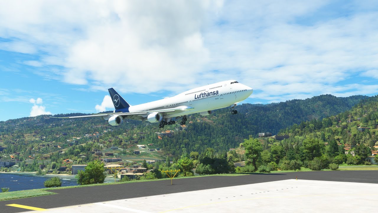 SMALL AIRPORT!!! Impossible landing boeing 747 at madeira airport ...