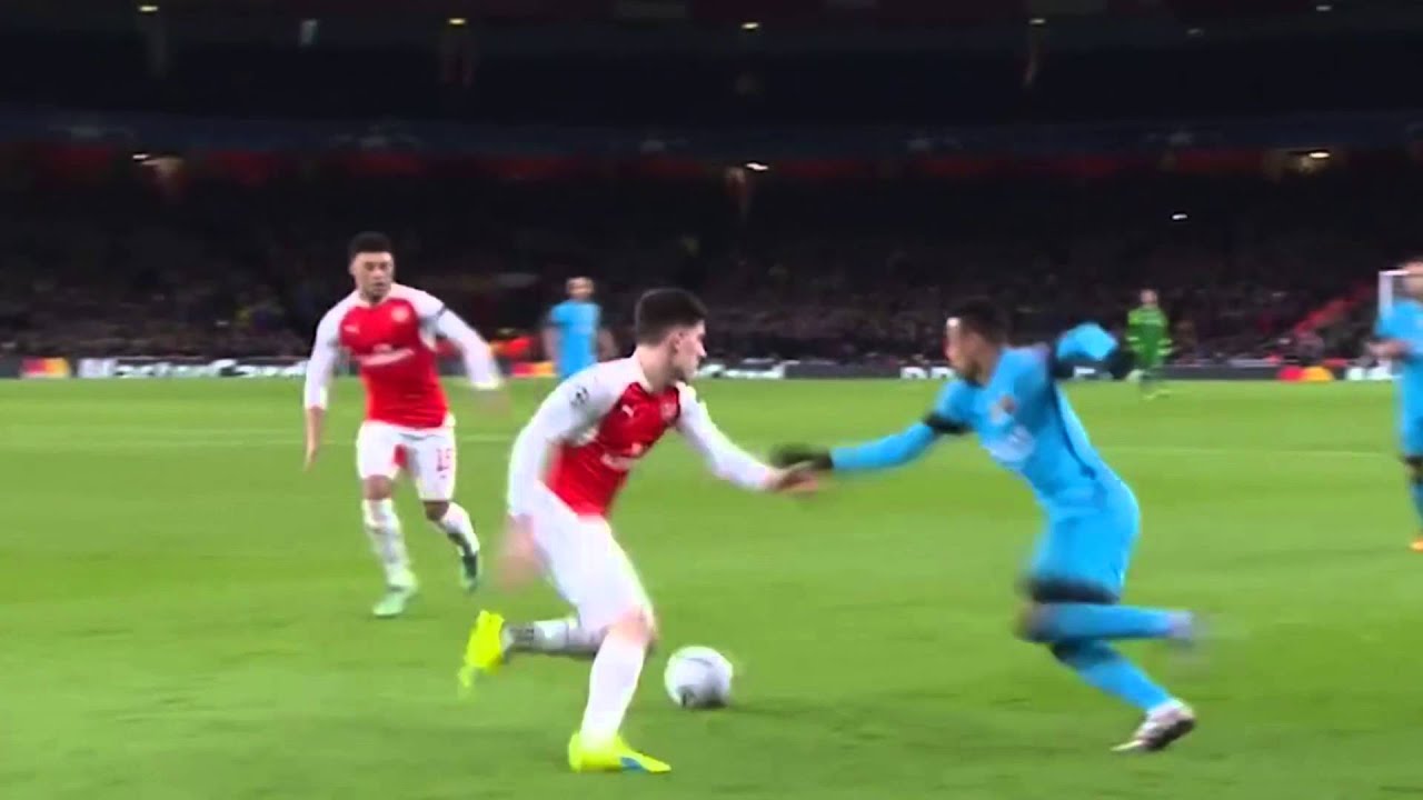 Neymar da elástico invertido e passa no meio de dois - YouTube