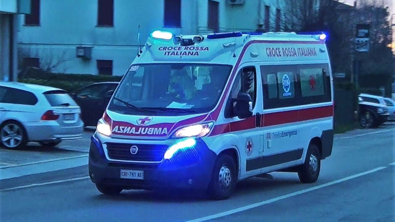 Ambulanza Croce Rossa Treviso in emergenza - Italian ambulance ...