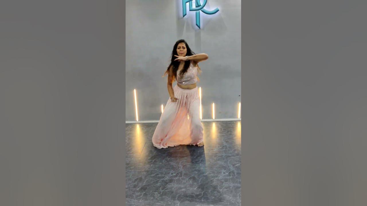 Mehendi Chair Dance || Easy Bridal Choreography || Dhwani Bhanushali || TFDA - YouTube