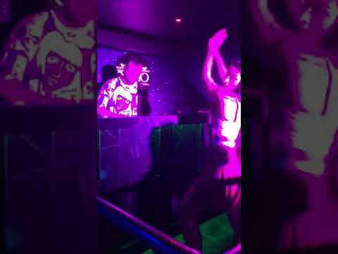 Liseli Kız  SEKSİ DANS  EDİYOR.