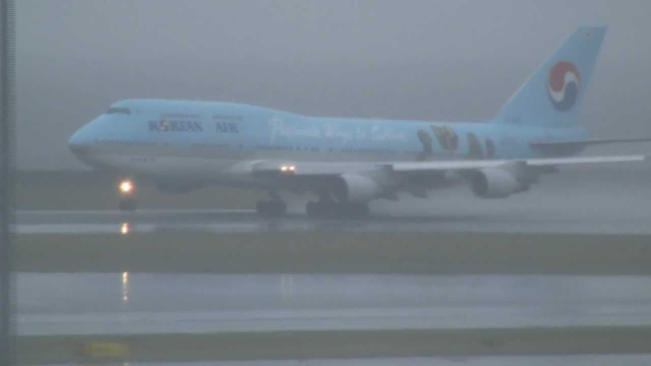 Korean Air Boeing 747-400 British Museum Livery Take off at Nagoya ...