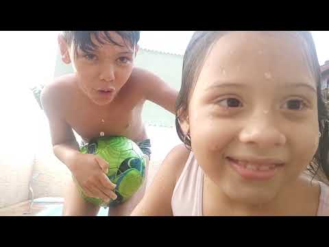 O chute ao gol na piscina