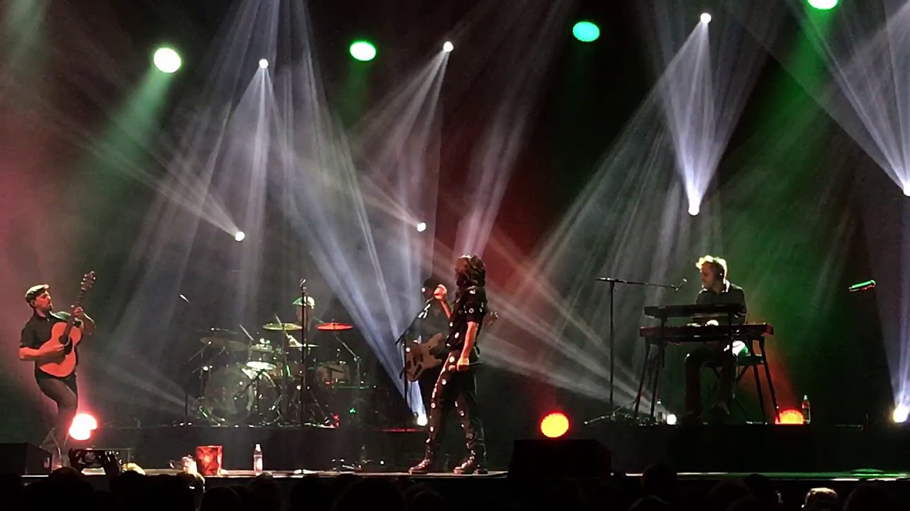 07 Mambo Italiano - München Circus Krone - #ConchitaLIVE - YouTube