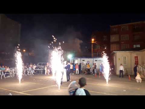 Düğünde faciadan donuldu  Havai fişek düğüne gelen misafirlerin üzerine patladı