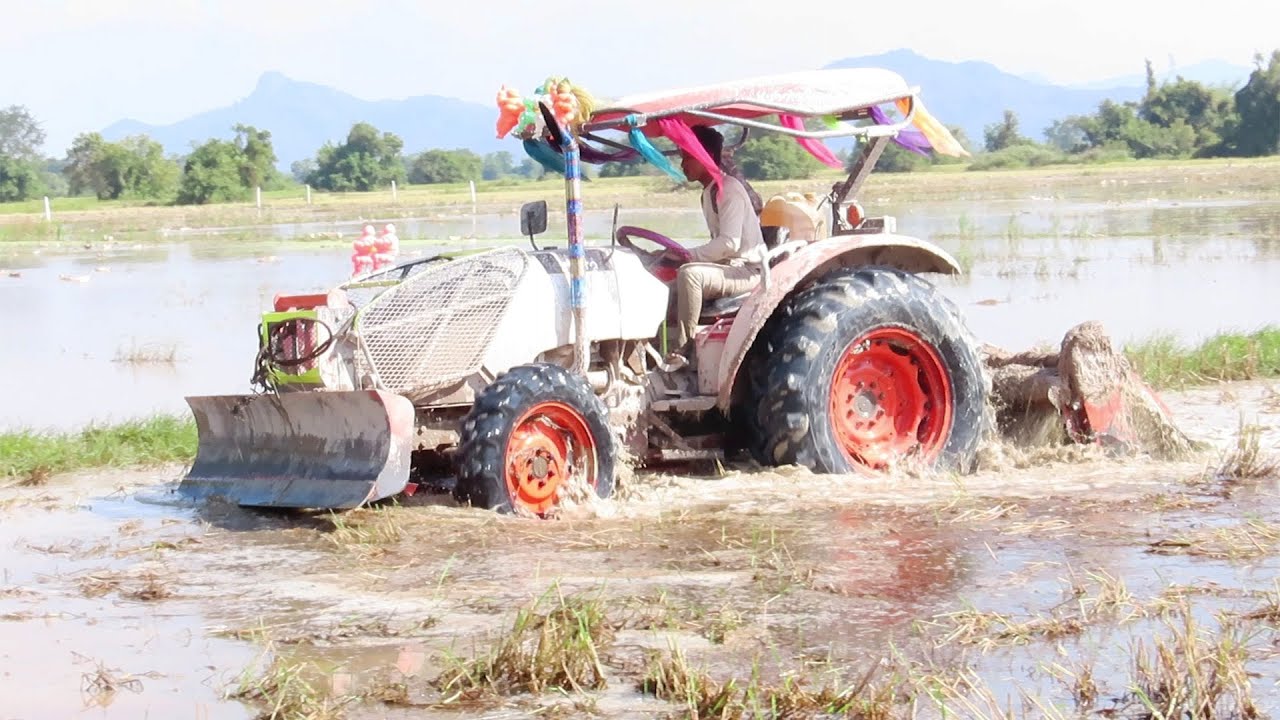 Tractors plowing, Tractor working in fields, tractor working in deep ...