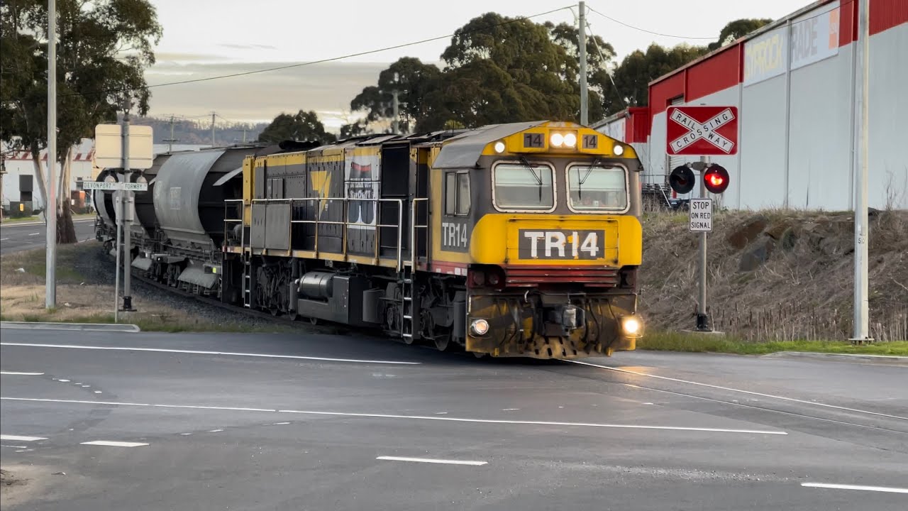 TasRail TR14 2002 Cement train arriving into Devonport after the crew ...