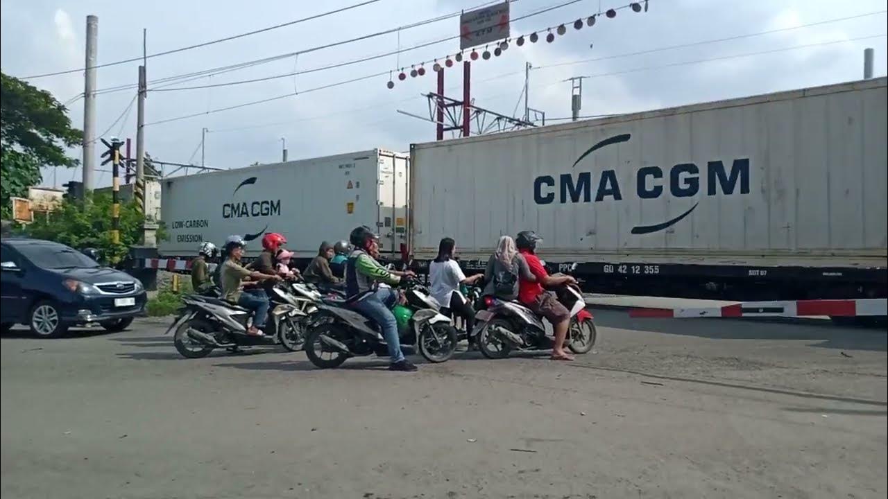 kereta api kontener melintas langsung di stasiun Cikarang - YouTube