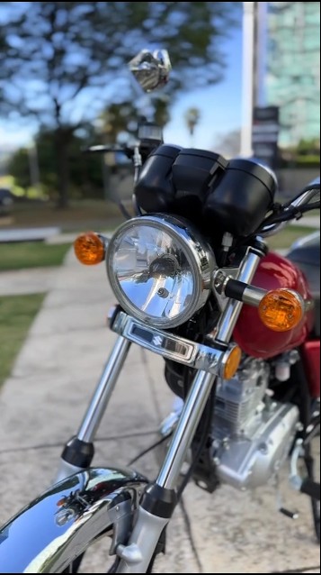 SUZUKI GN 125 F RETRO RED CLASSIC - YouTube