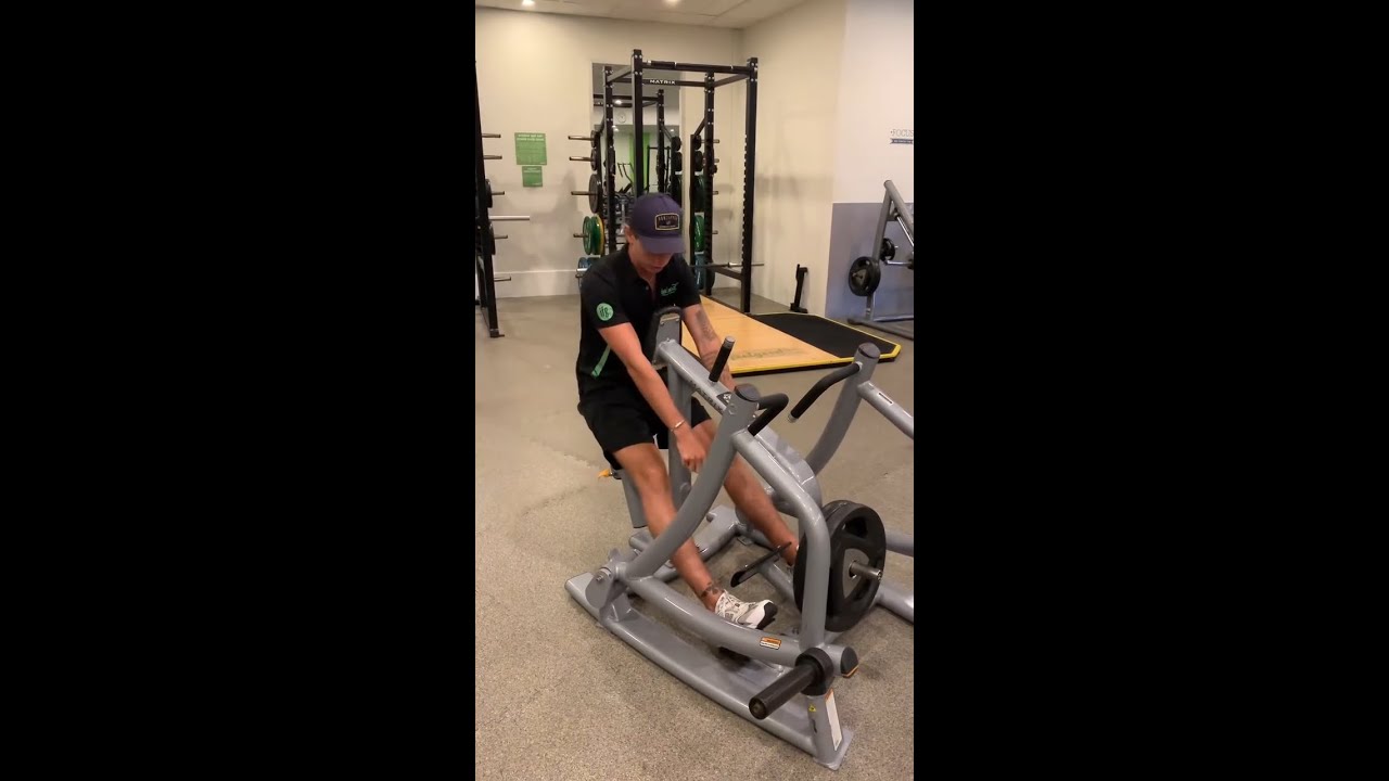 Machine Row Tutorial Build a stronger back with perfect form #shorts ...