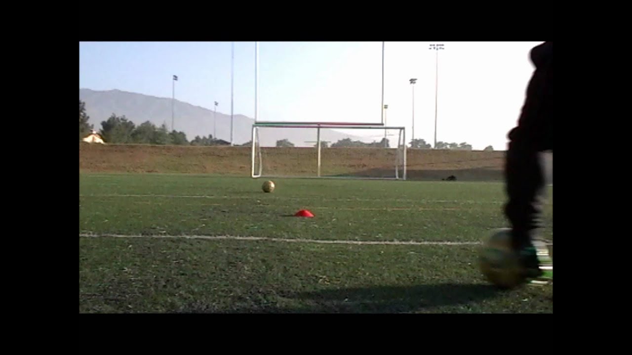 Zinedine Zidane the "freeze" football soccer tutorial - YouTube