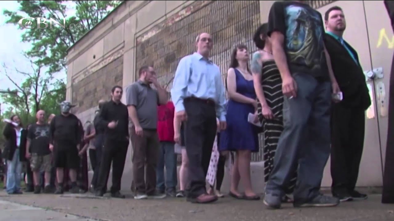 Group Unveils 8-Foot Satanic Statue in Detroit - YouTube