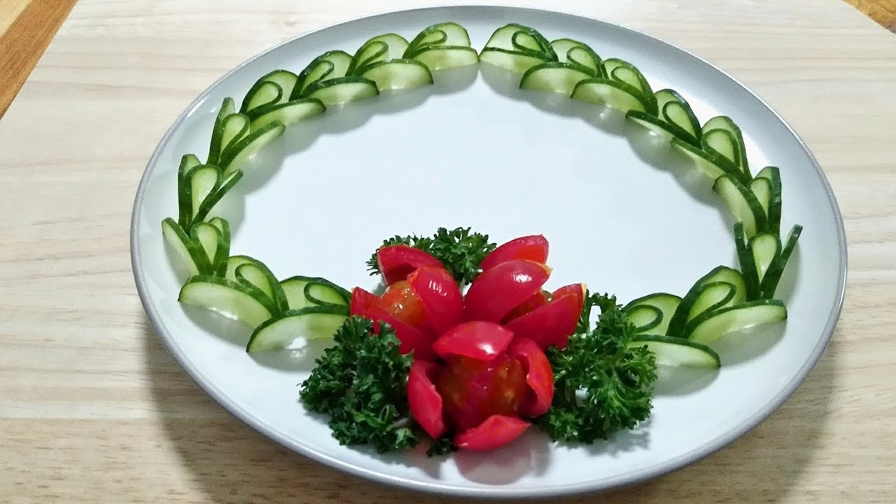 Carving flowers from tomatoes Garnished with cucumber | Art decoration ...