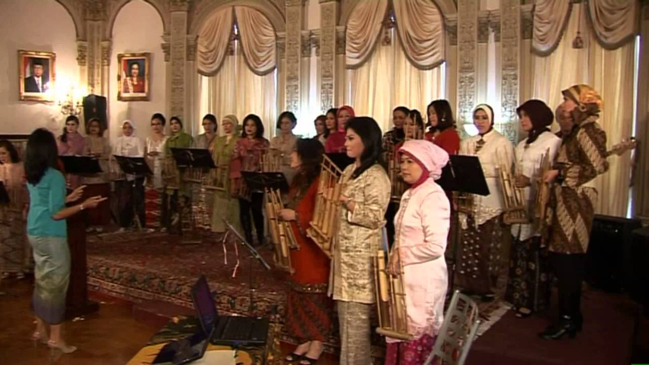Angklung Performance by Indonesian Women Association and House of ...