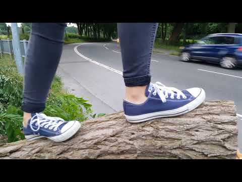 Celina: Sockless blue low top Converse