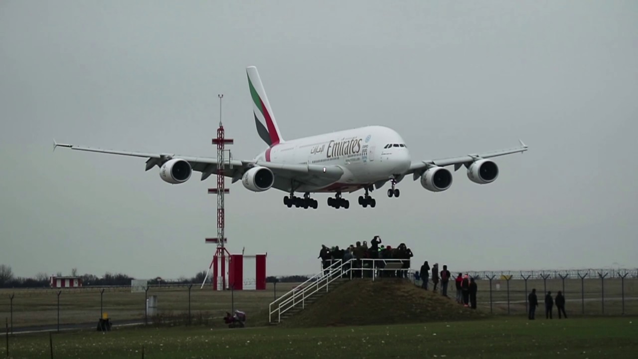 Přiblížení a přistání A380 - YouTube