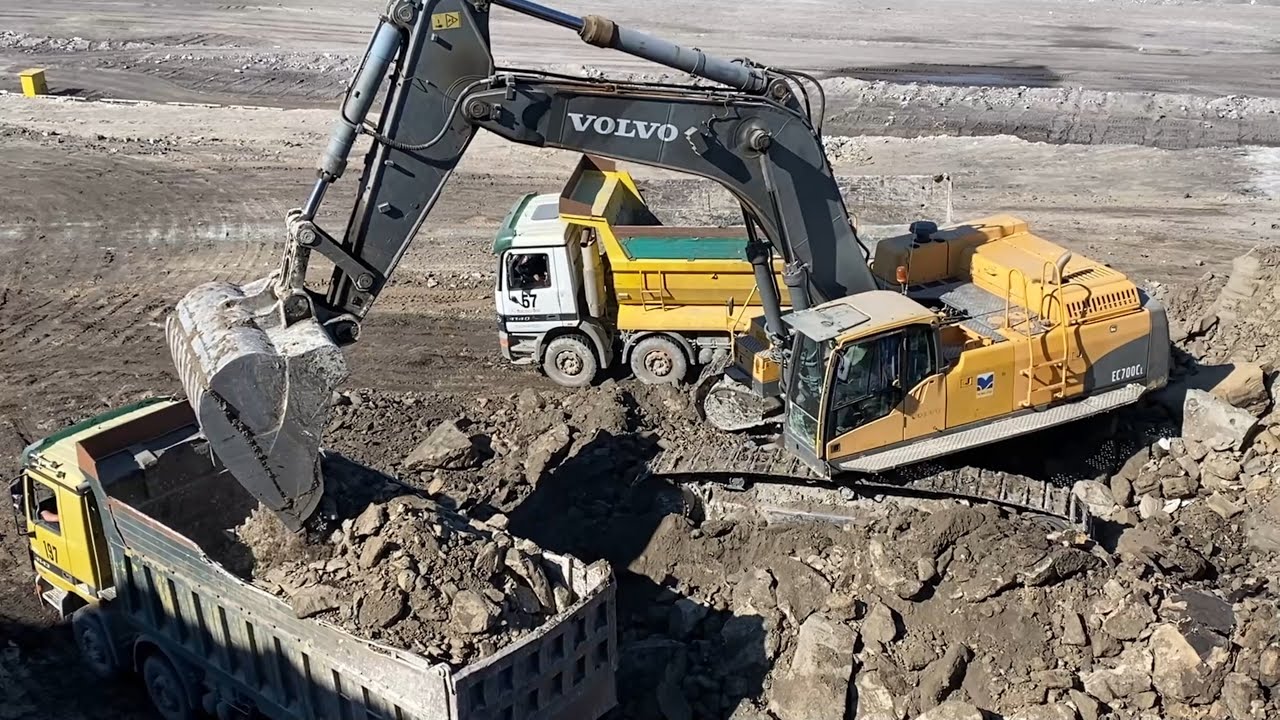Volvo EC700C Excavator Loading Trucks - YouTube