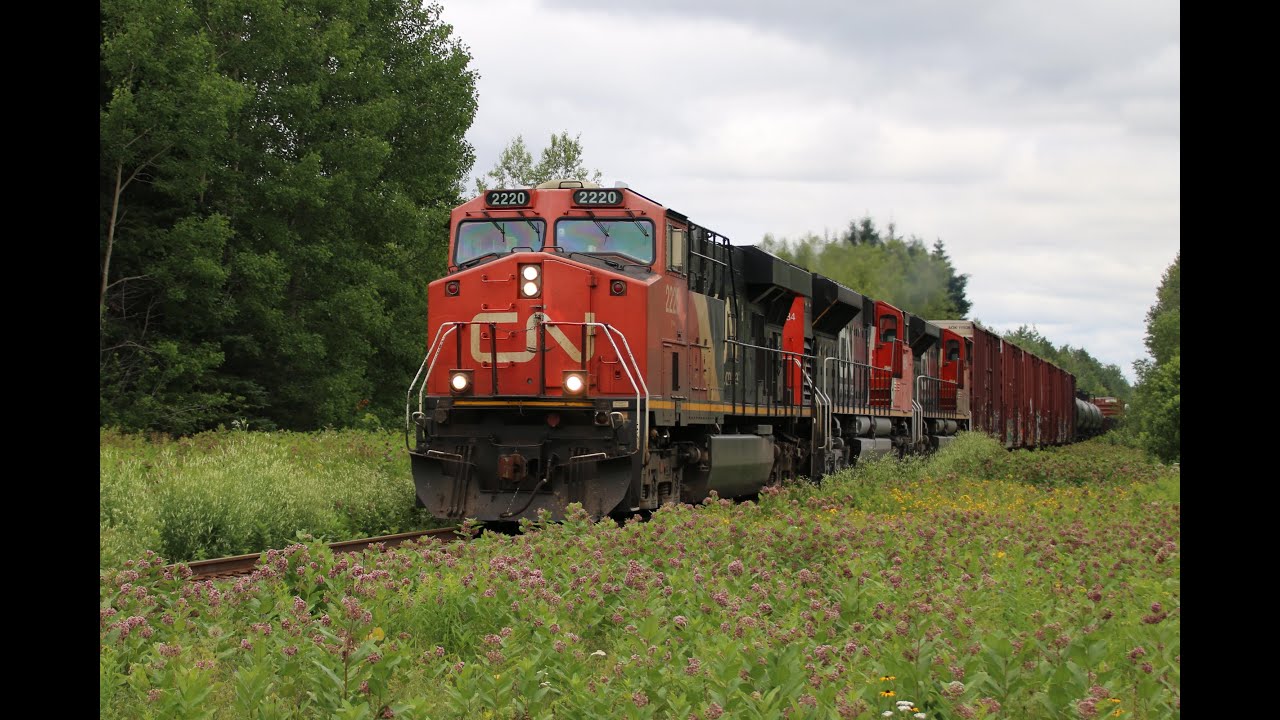 CN 2220 leading 406W. - YouTube