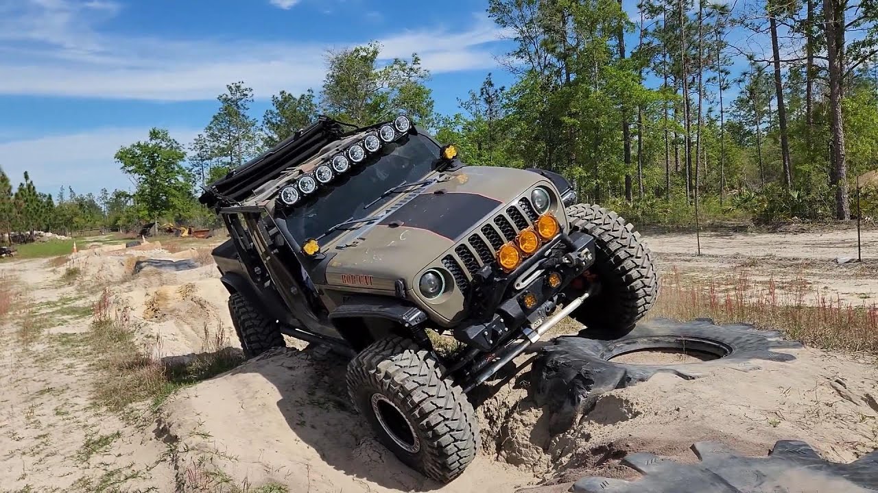 Watch These Jeeps Dominate An Off Road Obstacle Course Like Pros - YouTube