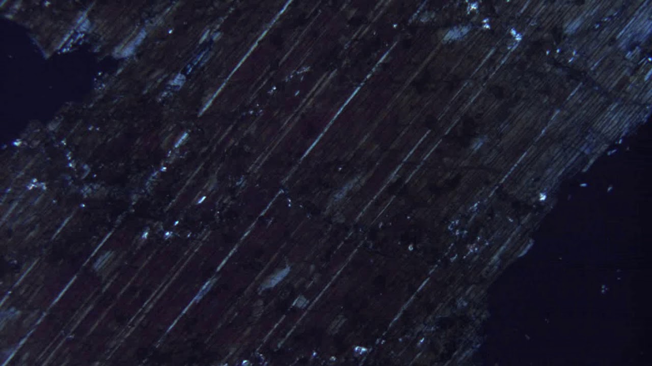 Clinopyroxène (diopside) au microscope polarisant (LPA) - YouTube