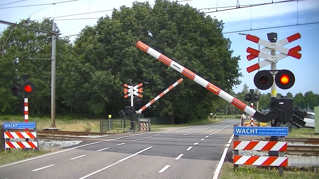 Spoorwegovergang Meppel // Dutch railroad crossing - YouTube