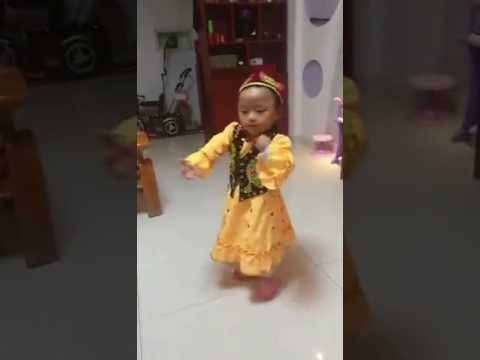 маленькая китаянка классно танцует уйгурский танец   //  young chinese girl dancing uighur dance