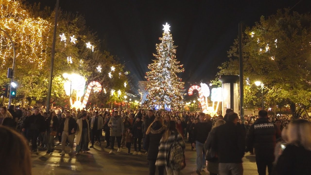 Φωταγώση του Χριστουγεννιάτικου Δέντρου της Αθήνας - YouTube