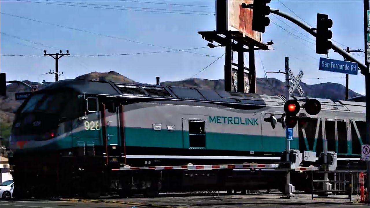 Metrolink EMD F125 SCAX 928 Railroad Crossing | Los Angeles Metro Rail ...