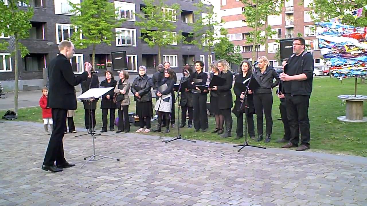 Ijburgkoor o.l.v. Ricus Smid 4 mei 2011 Joris Ivensplein Ijburg ...