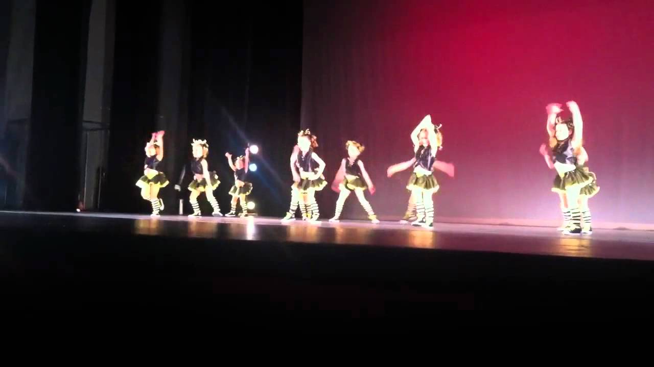 Savvy dancing queen bee - YouTube