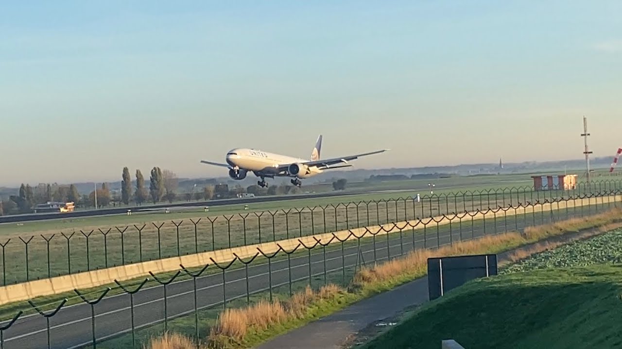 United Airlines Boeing 777 landing Brussels airport zaventem - YouTube