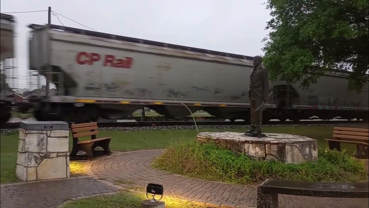 CSXT 526 leading westbound loaded grain Train trailing KCS 4108 DPU CP 9827 in Alice Texas - YouTube