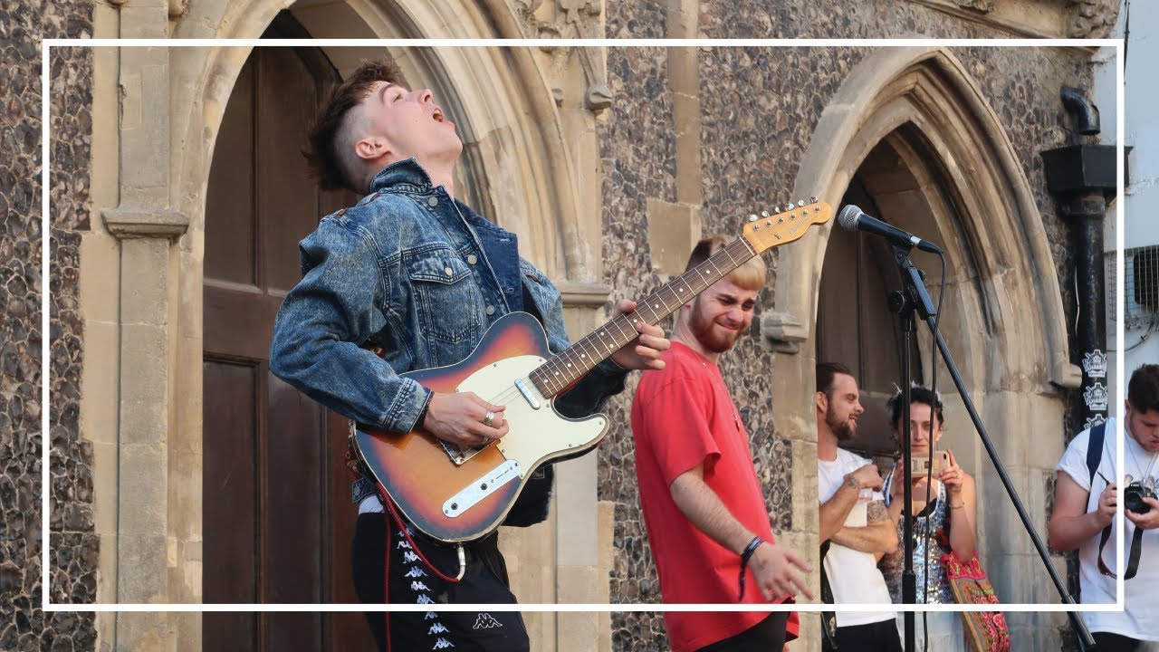 BRIGHTON BUSKERS (Ren & Sam) - YouTube