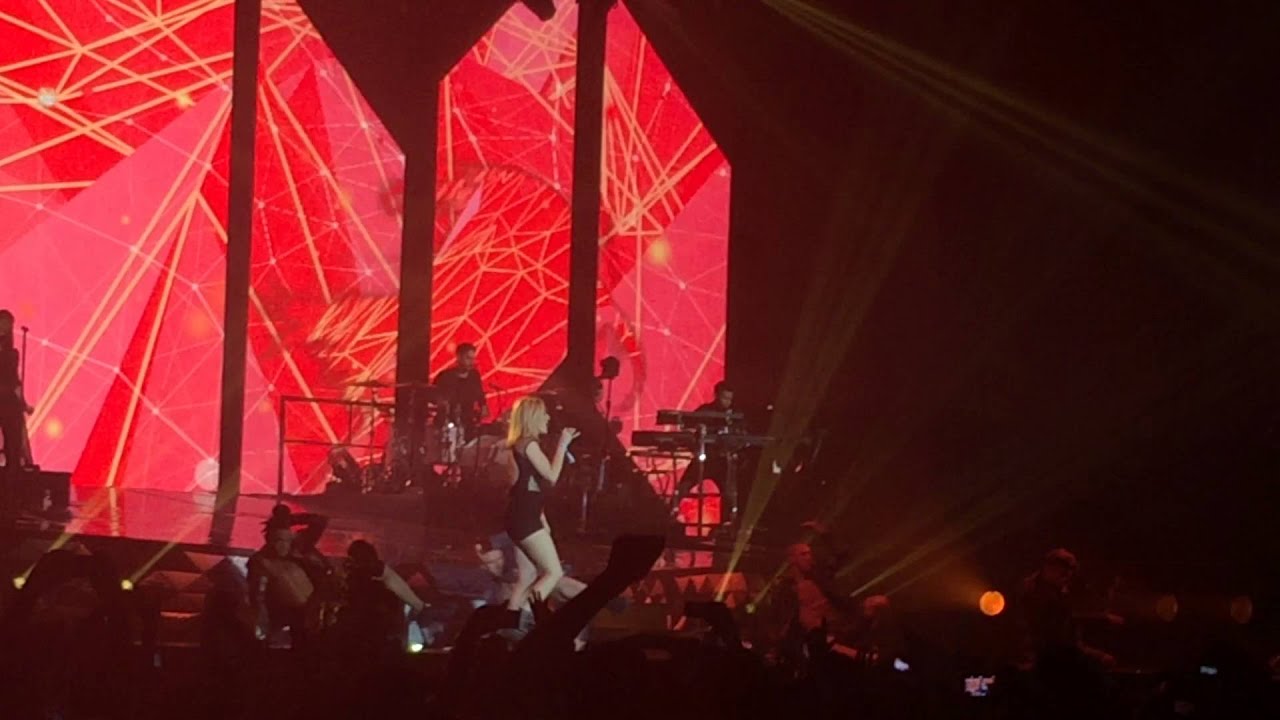 Ellie Goulding - Burn (Live @ Torwar Hall, Warsaw, 23.01.2016) - YouTube