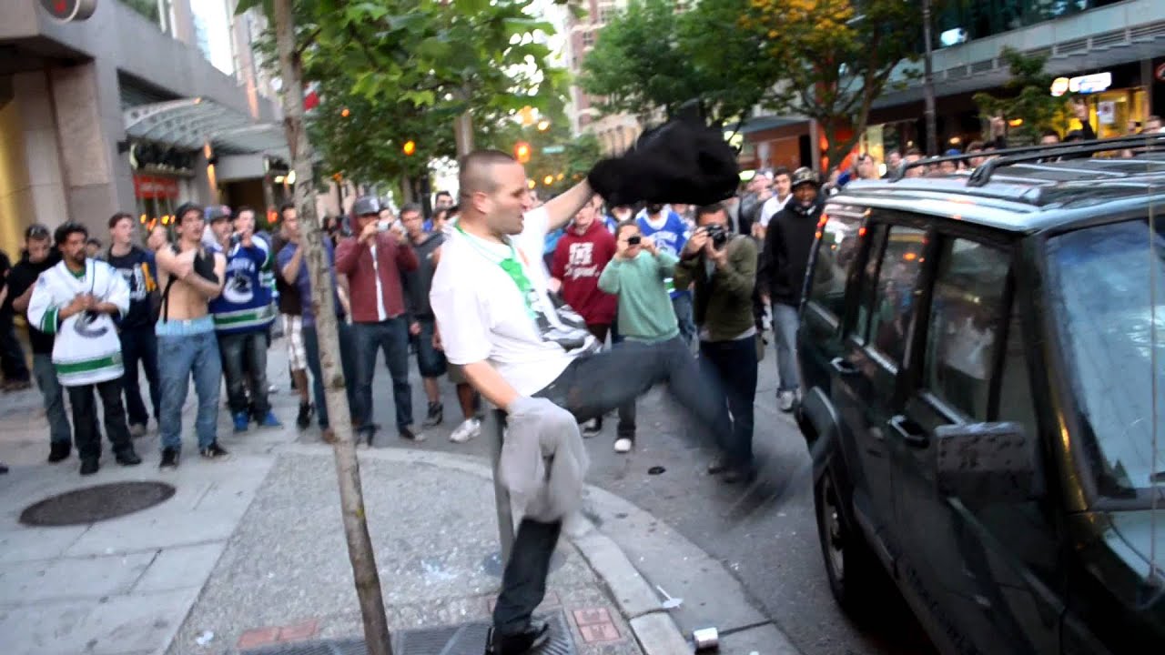 IDIOT AT THE VANCOUVER 2011 STANLEY CUP RIOT!!! - YouTube