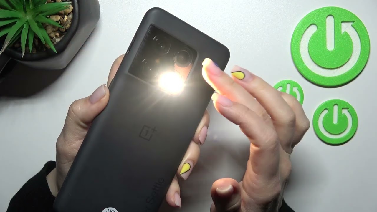 OnePlus 10 Pro - How To Switch On Flashlight - YouTube