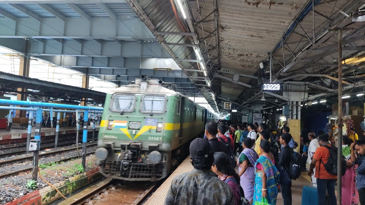03229 Patna Puri express entering Bhubaneswar railway station ICF coach ...