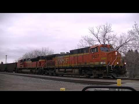 BNSF 5627 still in H2, fun being "stuck" at a RR crossing! - YouTube