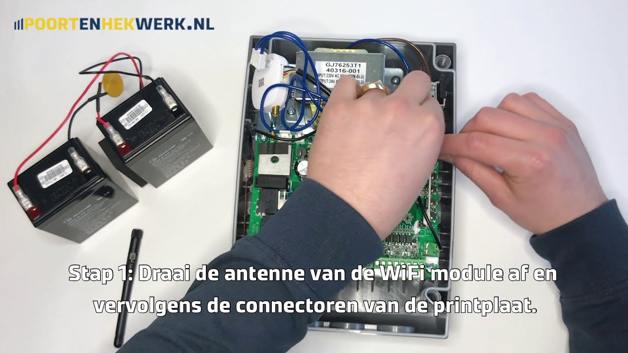 Poortenhekwerk.nl - Accu plaatsen in controlbox - YouTube