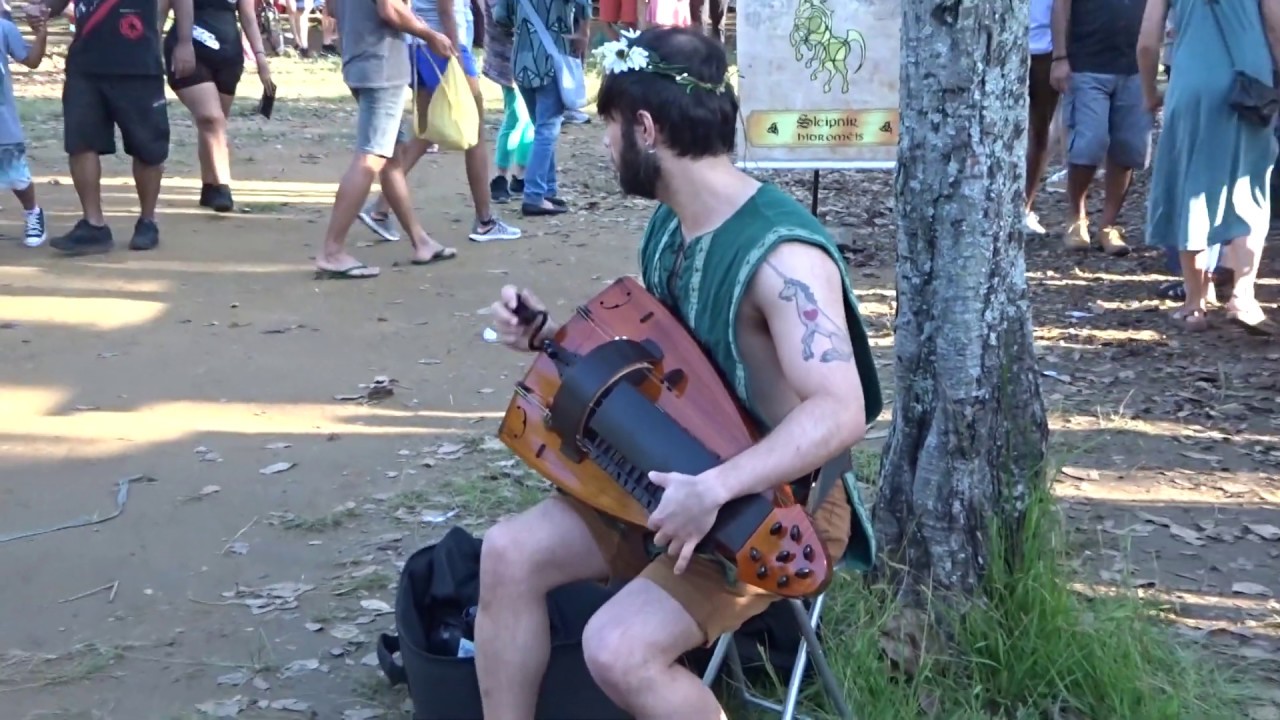 Hurdy Gurdy (Viela de Roda) na Feira Medieval Carioca - YouTube