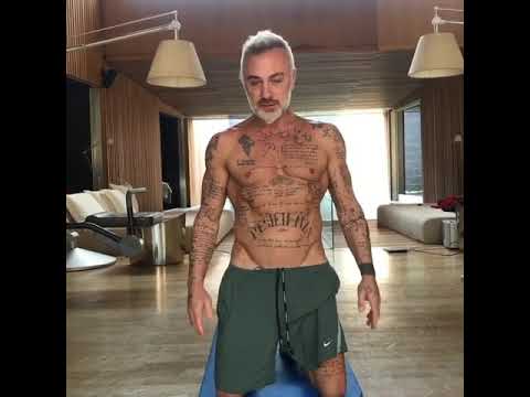 Gianluca Vacchi esegue i 5 Tibetani