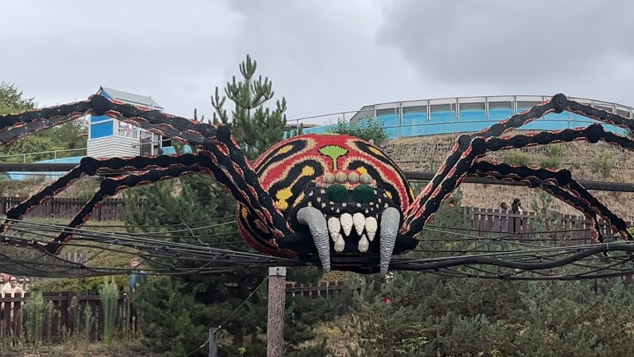 Spinning spider legoland - YouTube