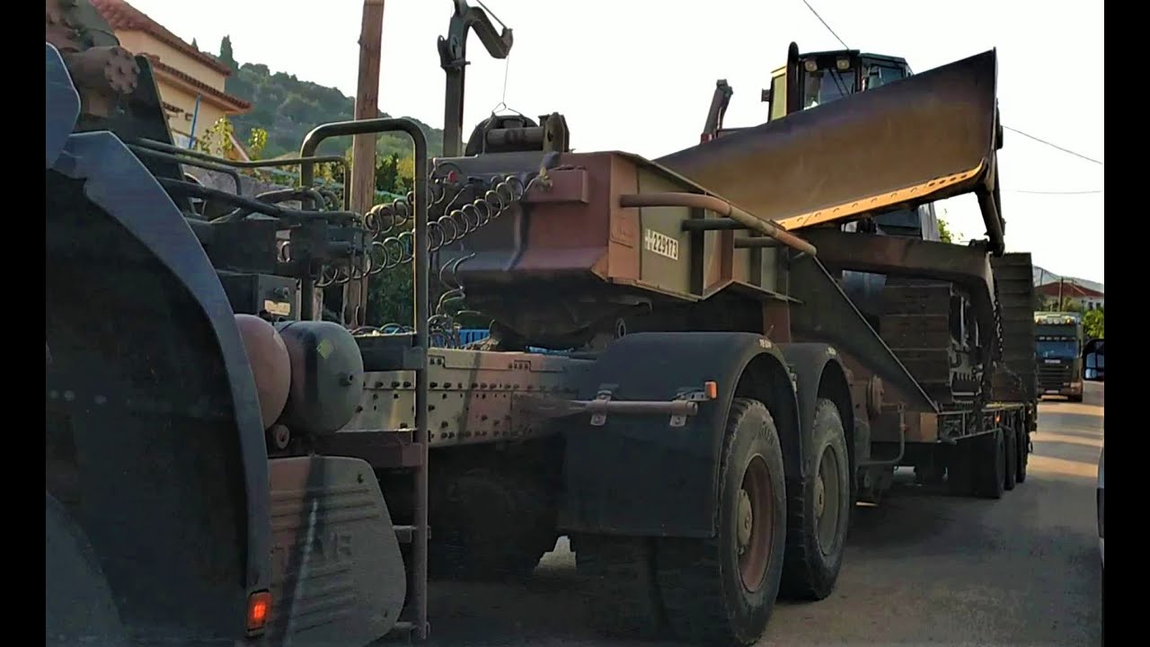 Φάλαγγα στρατιωτικών οχημάτων μεταφέρει μηχανήματα του Μηχανικού στην ...