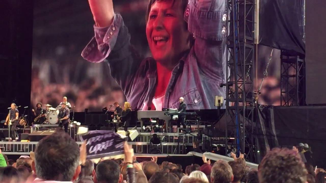 Bruce Springsteen Dancing in the Dark Anoeta Stadium 17 May 2016 - YouTube