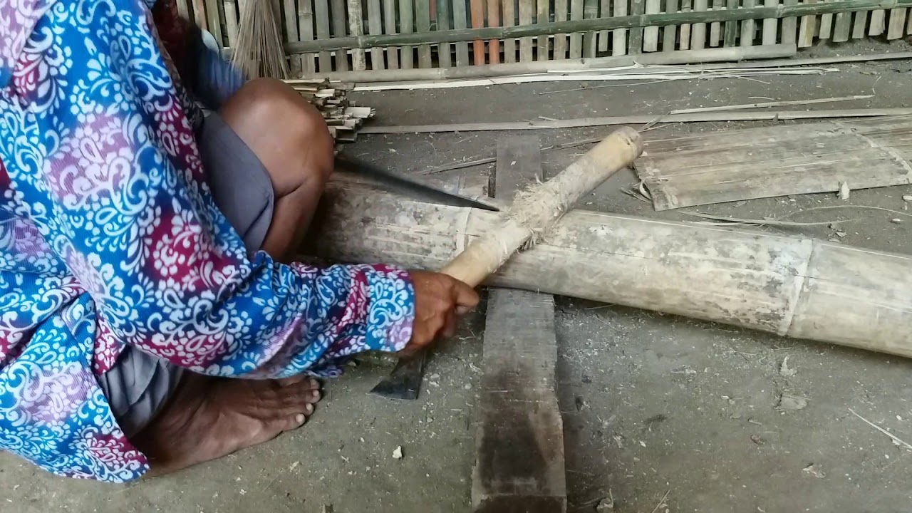 Keahlian tukang bambu. Bikin bambu pelupuh - YouTube