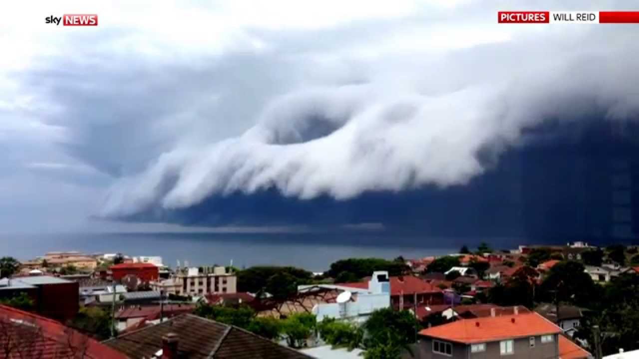 A Storm Is Coming: 'Tsunami Cloud' Off Bondi Beach - YouTube